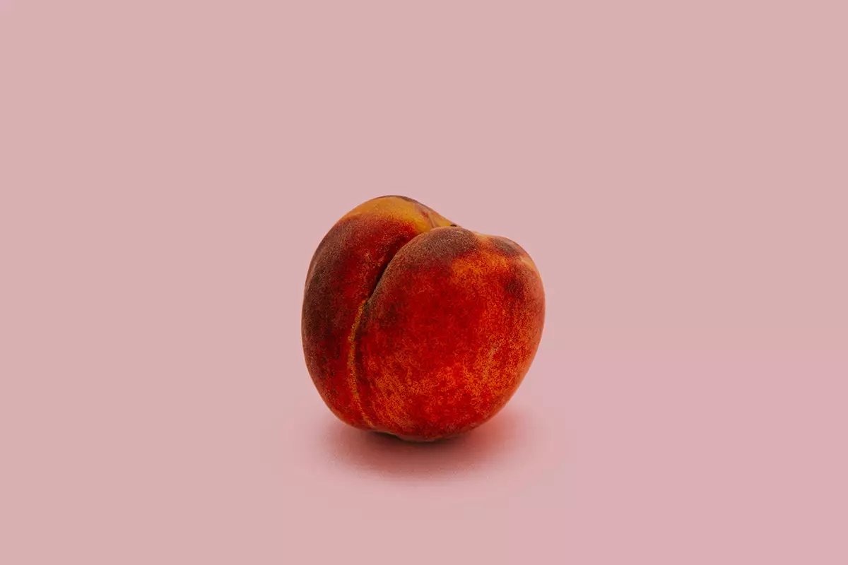 A peach karo latar mburi pink.