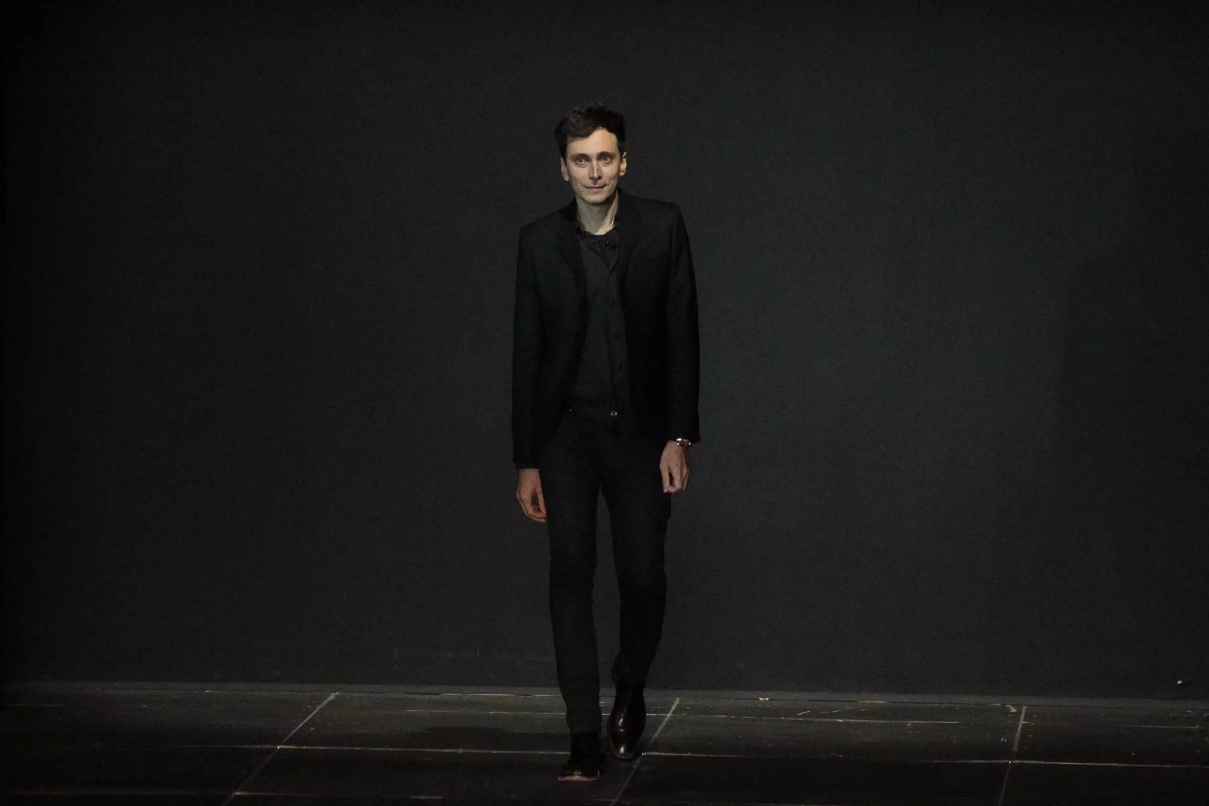 El diseñador mundial Hedi Slimane con su característico traje negro