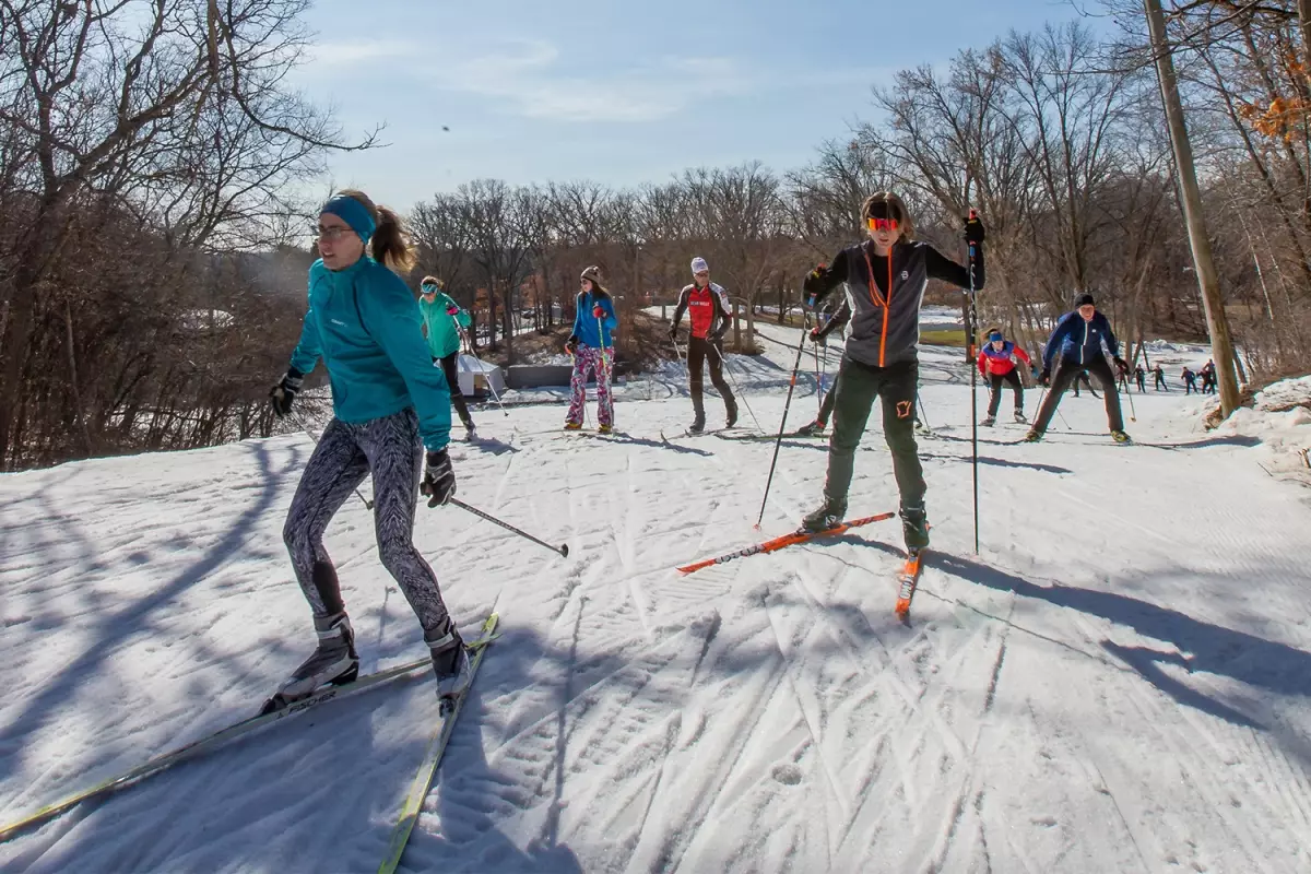 Um grupo de esquiadores nas trilhas de cross-country de Minneapolis