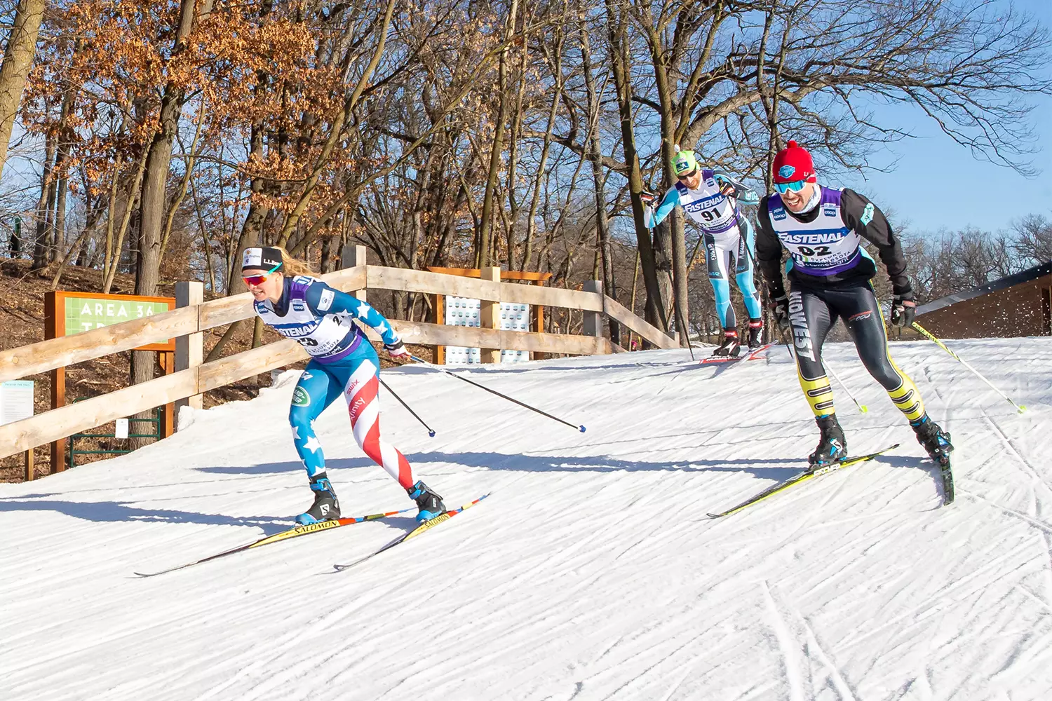 Esquiadores cross-country no curso da Copa do Mundo de Minnesota