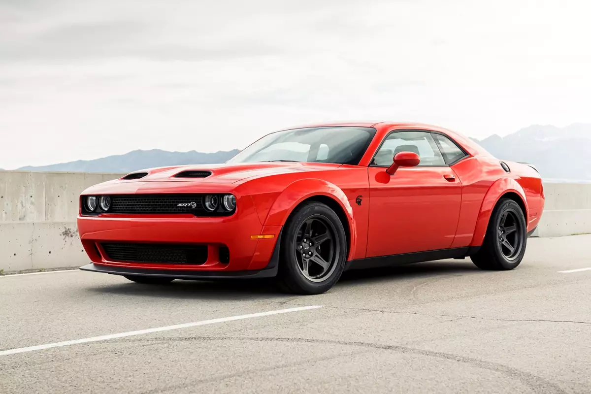 2021 Dodge Challenger SRT Hellcat තැඹිලි පාටින්. මෙය මාංශ පේශි මෝටර් රථයකි, නමුත් නව විදුලි ඩොජ් එකක් විය හැකිද?