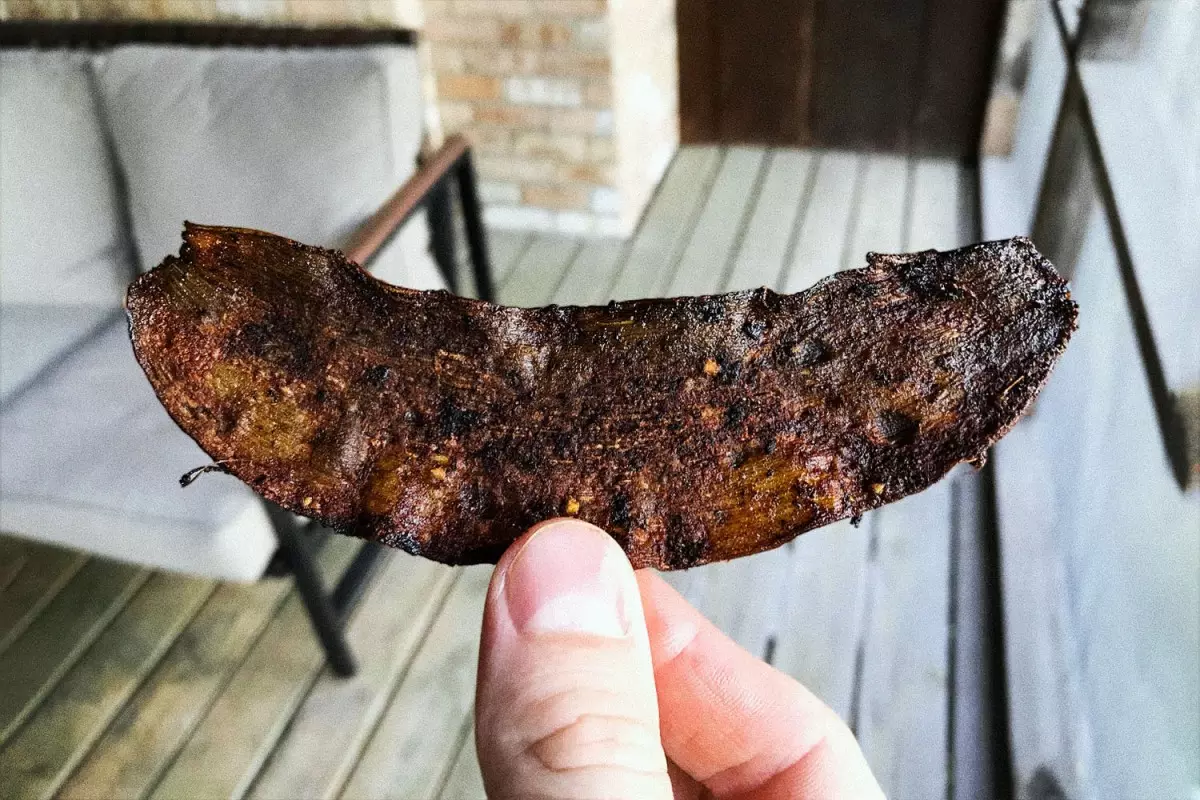 Sambil memegang sepotong kulit pisang yang renyah. Resep daging palsu menjadi viral pada tahun 2021, jadi kami menguji dua resep untuk vegan, vegetarian, dan pemakan daging.