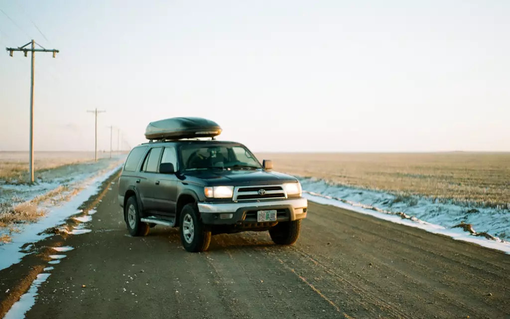 En 1999 tredje generasjon Toyota 4Runner i et felt i Kansas