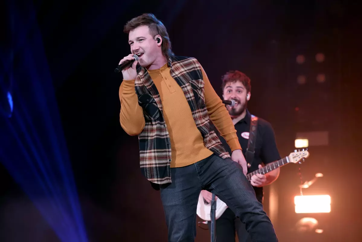 Countrymuzikant Morgan Wallen treedt op it poadium op yn it Ryman Auditorium op 12 jannewaris 2021 yn Nashville, Tennessee