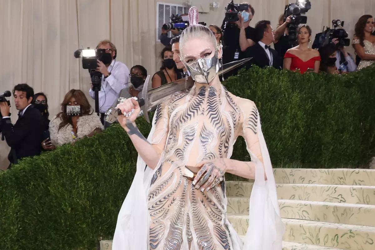 Grimes yn mynychu budd-dal Met Gala 2021