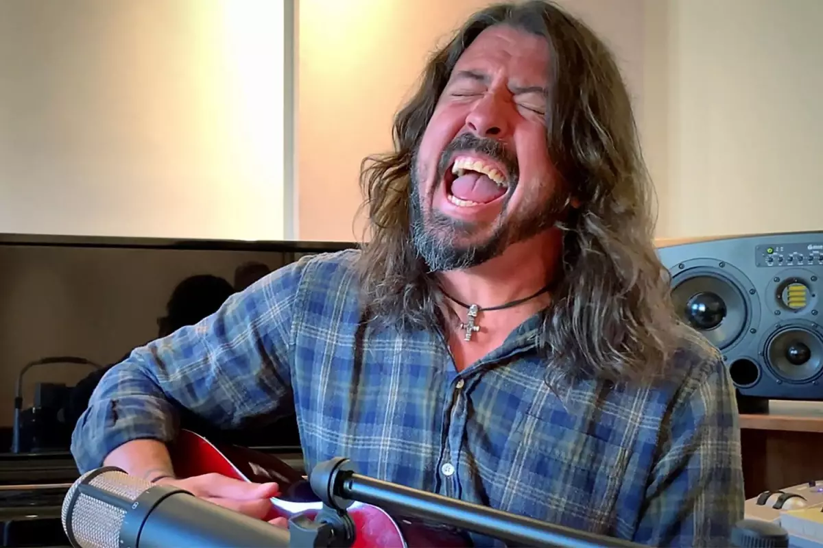 Dave Grohl ludante gitaron hejme