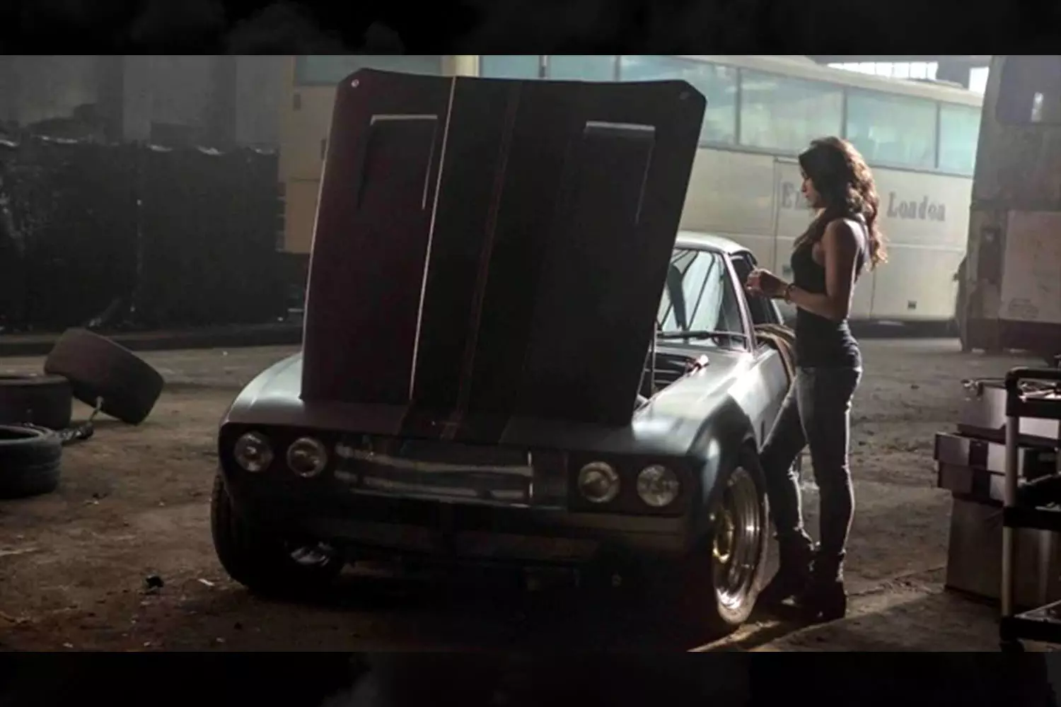 Letty Ortiz (Michelle Rodriguez) o eme holim'a Jensen Interceptor ea 1971 ka karacheng sebakeng se tsoang Fast & Furious 6.
