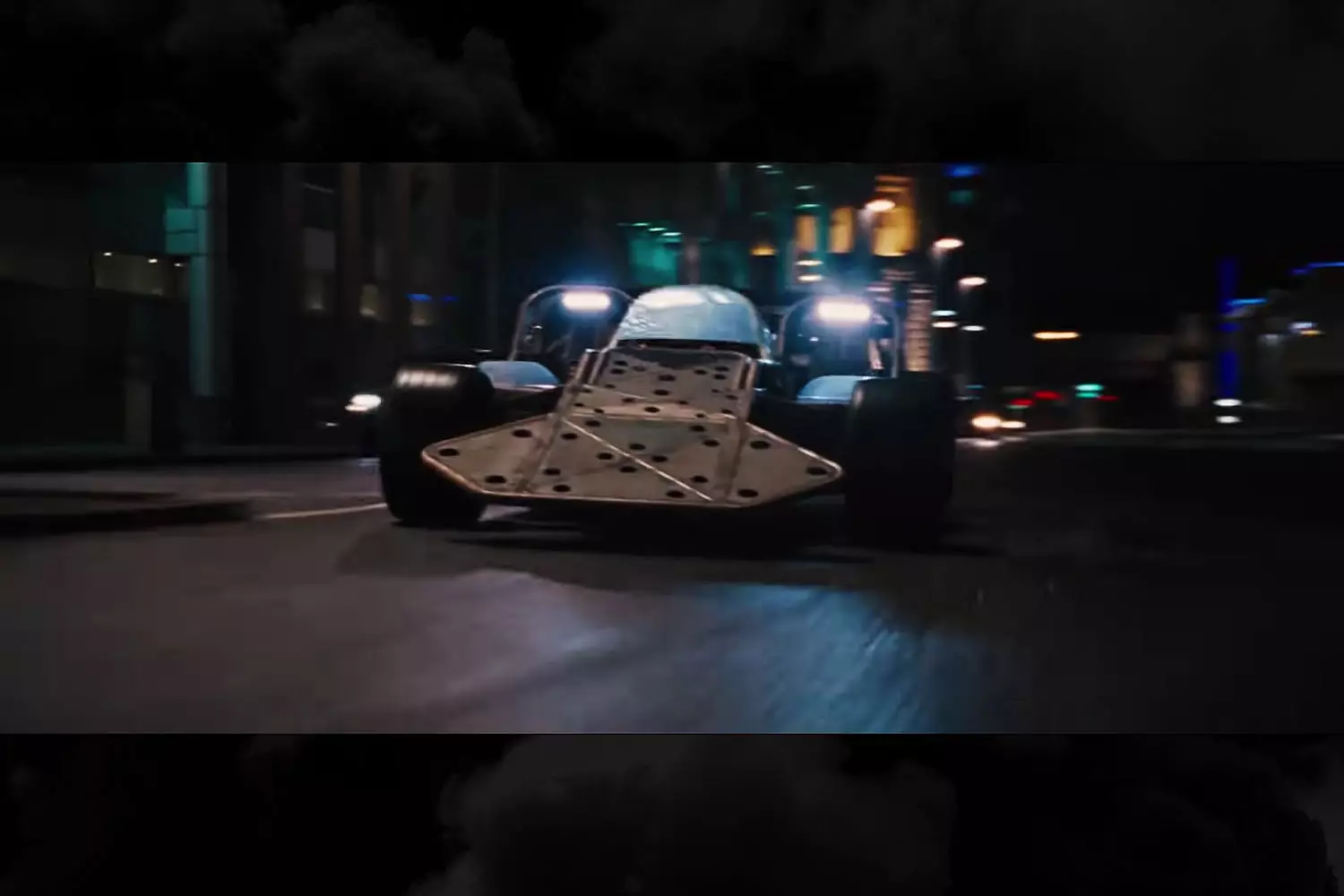 Flip Car e tummeng hampe e tsamaisoang ke Owen Shaw (Luke Evans) le Vegh (Clara Paget) ho Fast & Furious 6