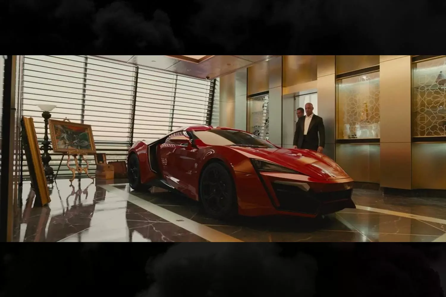 W Motors Lykan HyperSport e khubelu e tsamaisoang ke Dominic Toretto (Vin Diesel) ka Furious 7, 'me qetellong ea tlola lipakeng tsa skyscrapers.