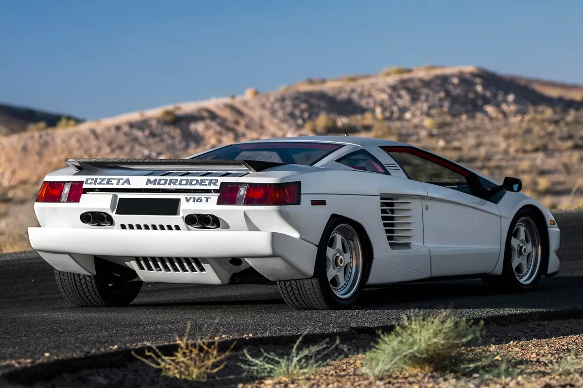 Ang hulihan ng 1988 Cizeta-Moroder V16T supercar, na itinayo ni Claudio Zampolli at pagmamay-ari ni Giorgio Moroder. Ito ay patungo sa auction sa sale ng RM Sotheby sa Arizona noong 2022.