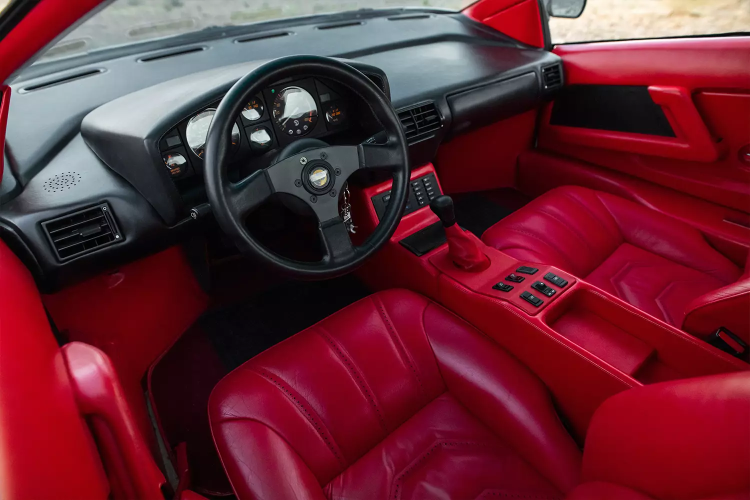 Ang pulang katad na interior ng 1988 Cizeta-Moroder V16T na itinayo ni Claudio Zampolli at pag-aari ni Giorgio Moroder. Ito ay papunta sa auction sa RM Sotheby's sa 2022.