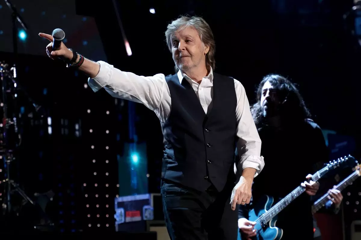 Paul McCartney Anaelezea Kwanini Hakuna Beatles Zingine Zilizochezwa kwenye "Jana"