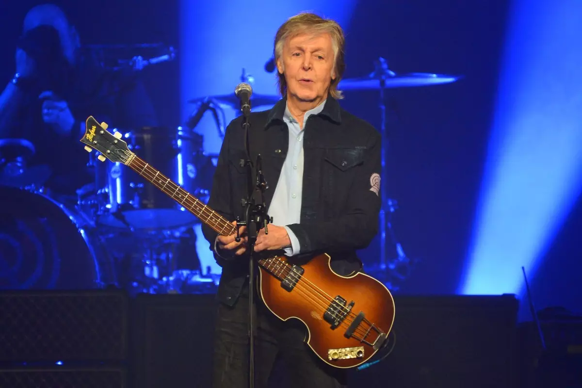 Sir Paul McCartney vystupuje naživo na pódiu v O2 Aréne počas svojho turné 'Freshen Up', 16. decembra 2018 v Londýne v Anglicku. McCartney oznámil, že už nebude rozdávať autogramy.