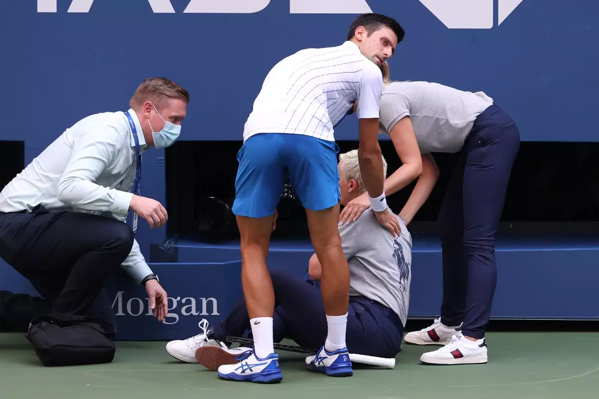 Novak Djokovic သည် Line Judge ကို စစ်ဆေးသည်။