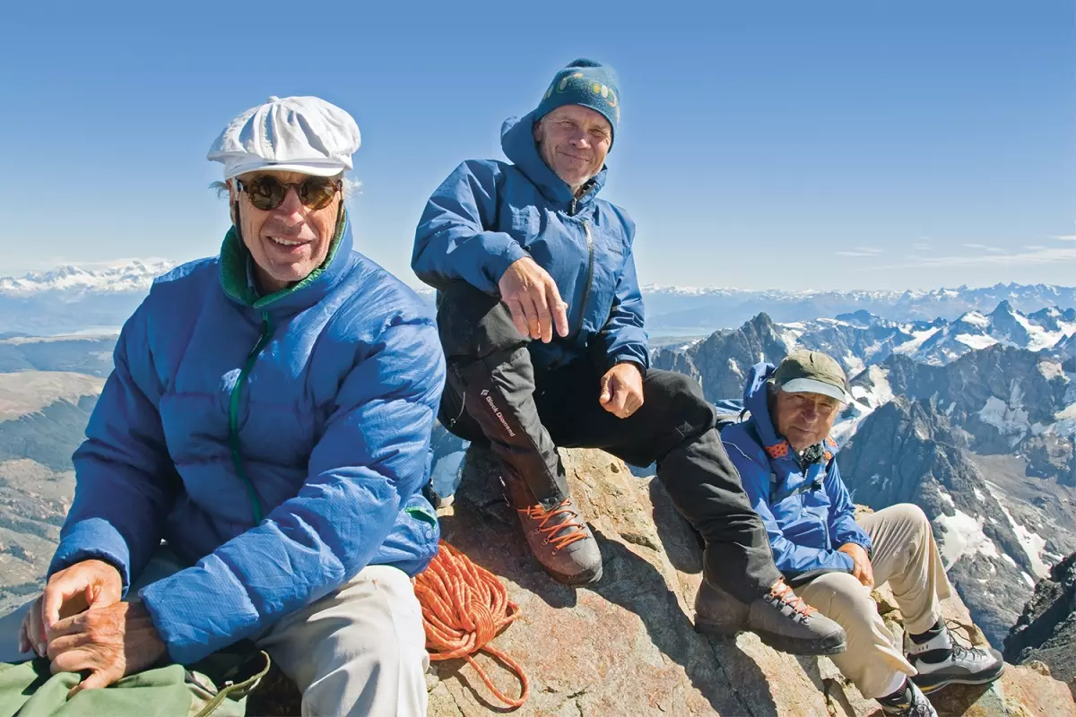 سولدىن ئوڭغا: Doug Tompkins ، Rick Ridgeway ۋە Yvon Chouinard 2008-يىلى چىلىدىكى چوققا چوققىسىدا ، بۇ پاتوگونيا دۆلەتلىك باغچىسىنىڭ بىر قىسمى بولىدۇ.