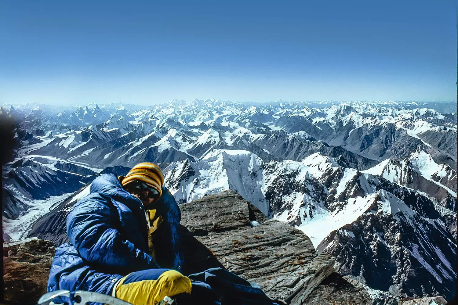 Ռիկ Ռիջվեյը K2-ի գագաթին 1978 թվականի սեպտեմբերին կուչ էր եկել կապույտ վերարկուի մեջ, որի ֆոնին ձյունապատ լեռների ծովն էր։