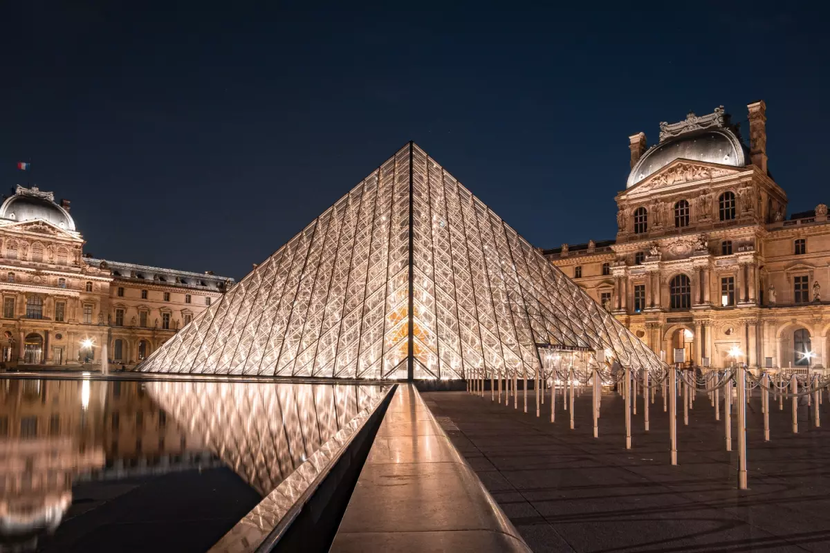 die louvre verlig in die nag