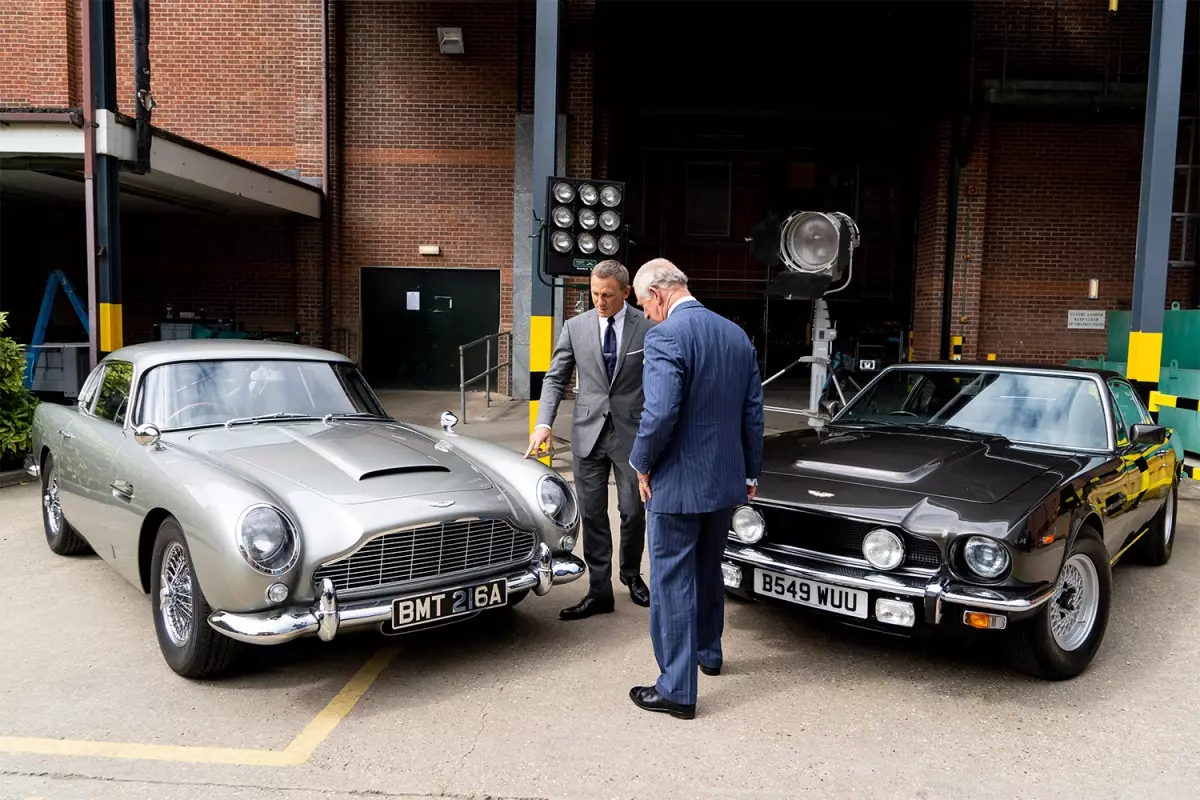 Aston Martin DB5 og V8 med James Bonds Daniel Craig og prins Charles