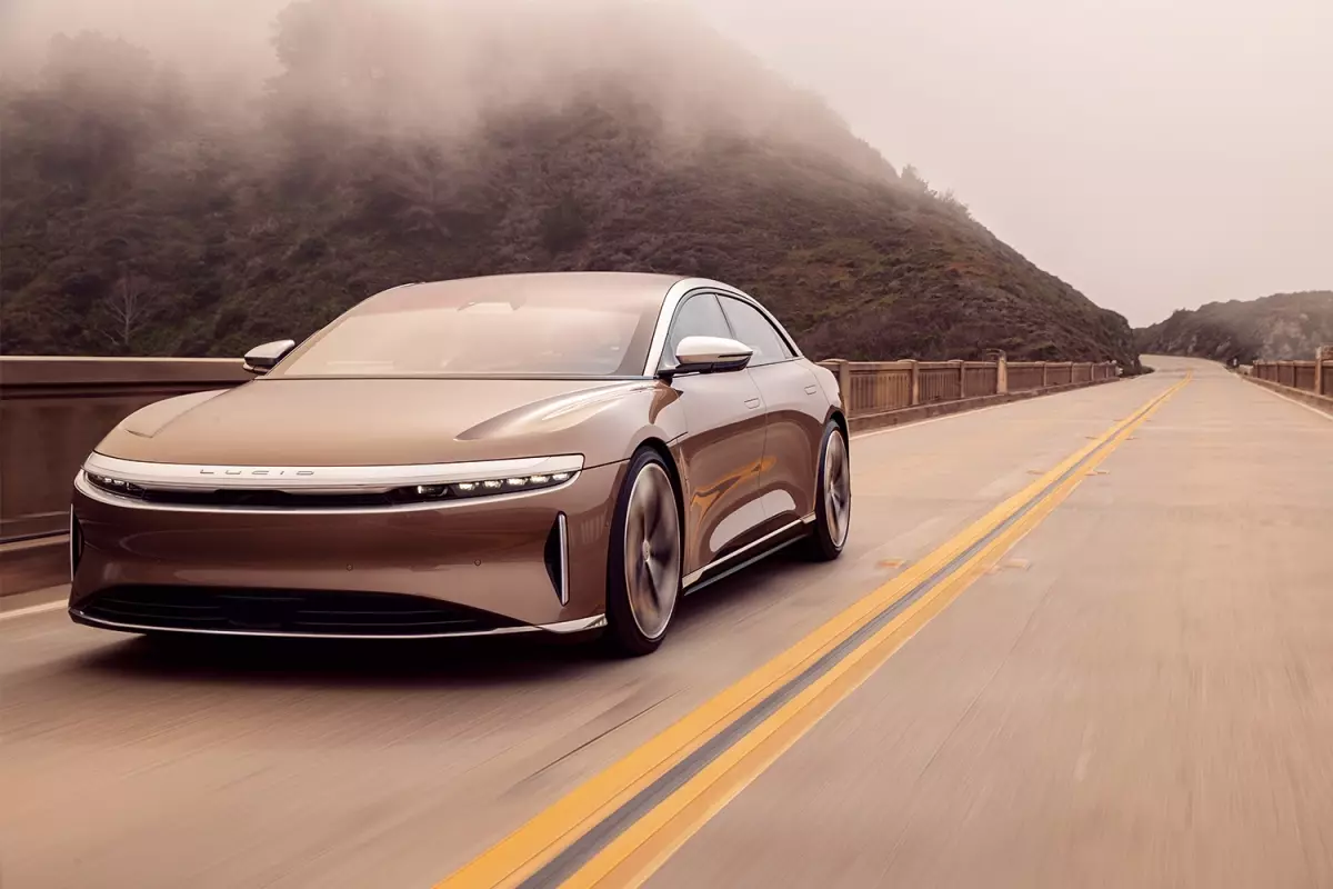 Το ηλεκτρικό αυτοκίνητο Lucid Air που περνάει από μια γέφυρα σε συνθήκες ομίχλης. Η σειρά Lucid Air Dream Edition Range απέκτησε επίσημη σειρά EPA τον Σεπτέμβριο του 2021.