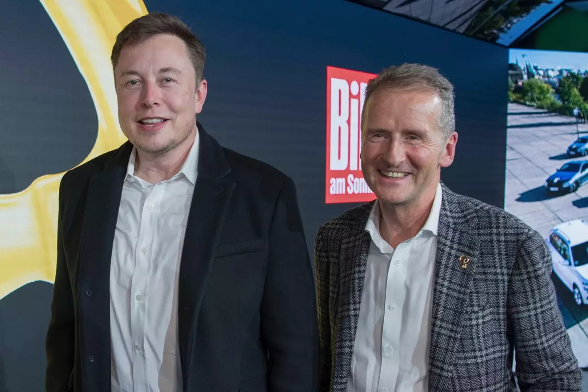 Tesla CEO Elon Musk (ankavia) miaraka amin'ny tale jeneralin'ny Volkswagen Herbert Diess any Berlin tamin'ny taona 2019