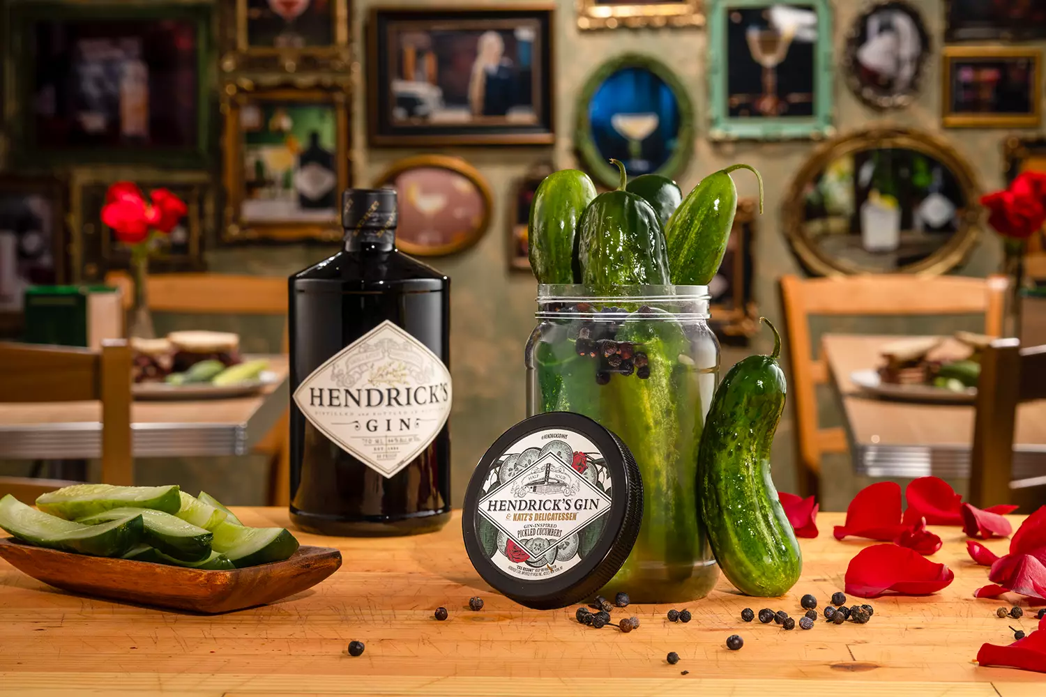 Hendrick's Gin i Katz's Delicatessen Cogombres en vinagre inspirats en ginebra