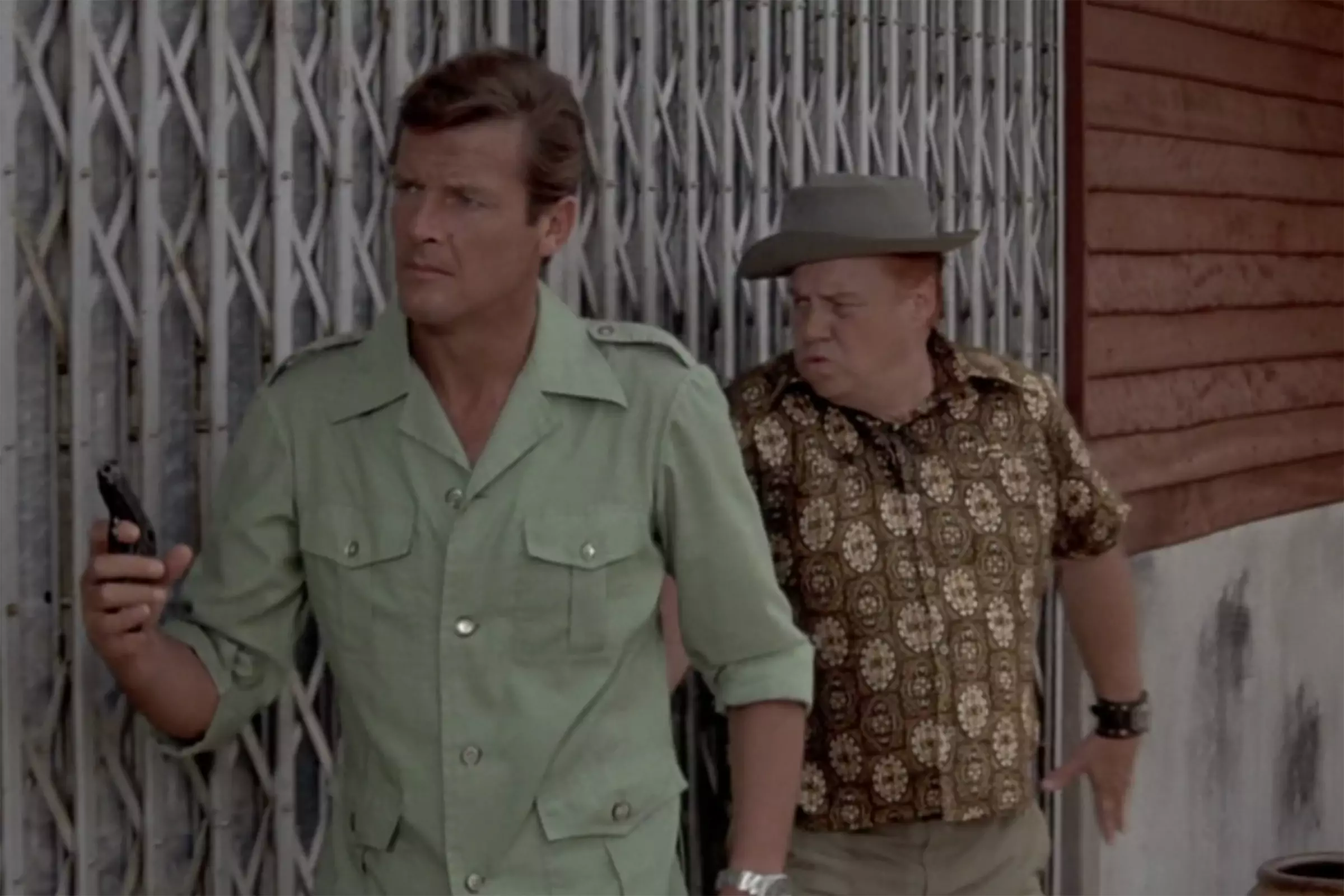 У фільмі «Людина із золотим пістолетом» Мур одягає куртку-сафарі, виготовлену гонконгським кравцем Джиммі Ченом.