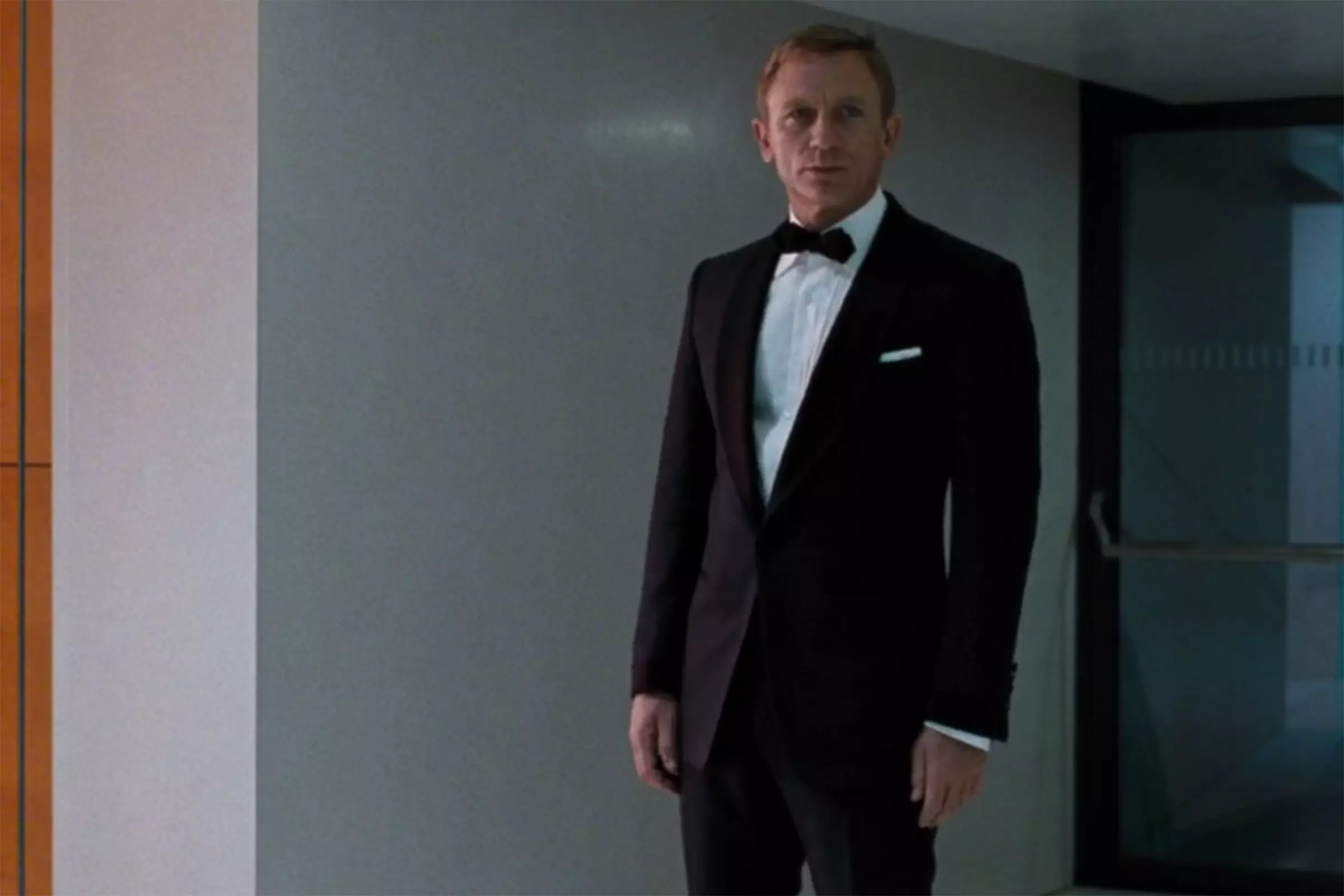 Деніел Крейг у смокінгу та класичному чорному краватці-метелику в Quantum of Solace.
