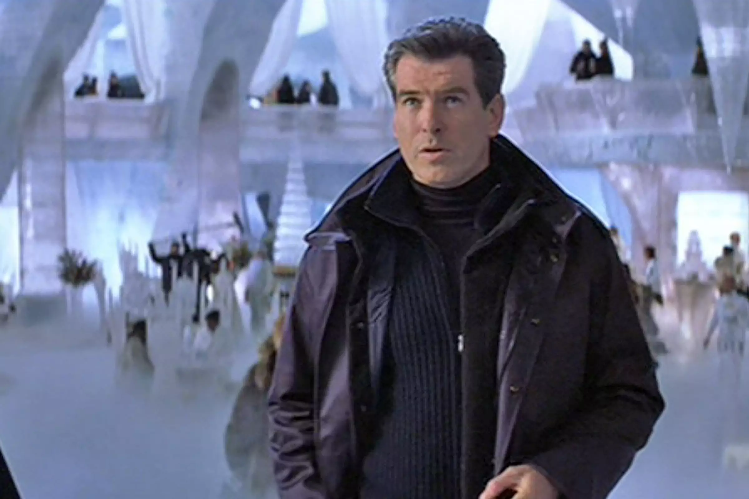 Броснан одягає зимове пальто, светр на блискавці і водолазку в «Die Another Day».