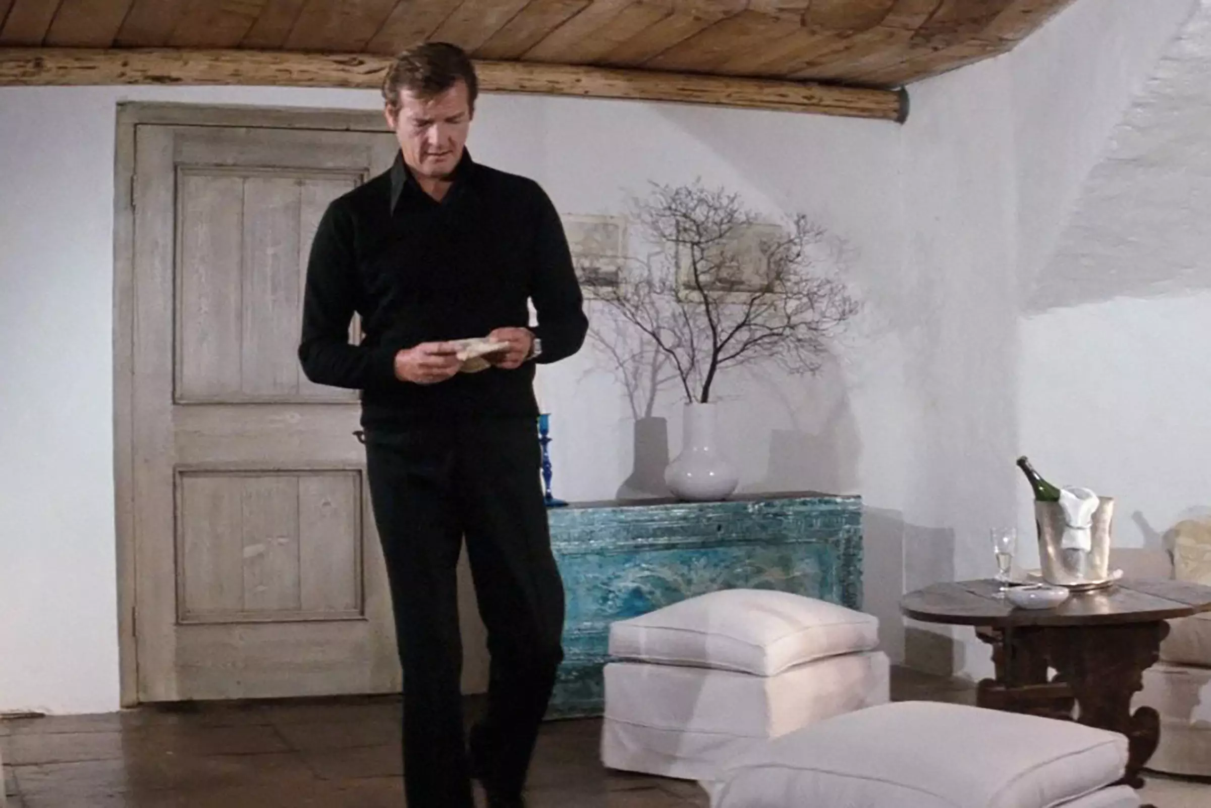 У фільмі «Шпигун, який мене любив» Мур має спортивні чорні штани та чорний ґудзик під чорним светром з v-подібним вирізом.