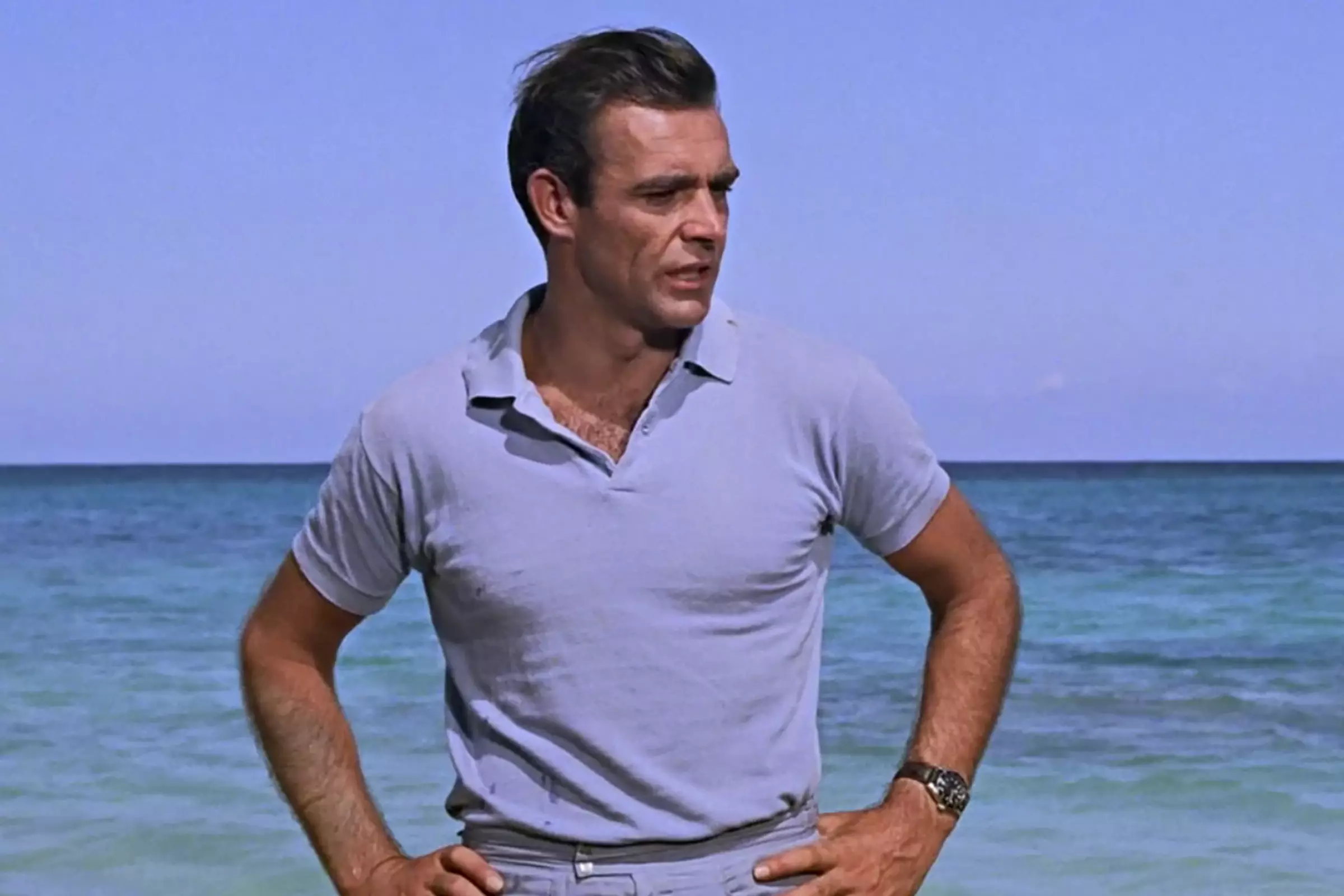 Шон Коннері носить цей пудрово-блакитний пляжний ансамбль у першому фільмі про Джеймса Бонда «Доктор Но».