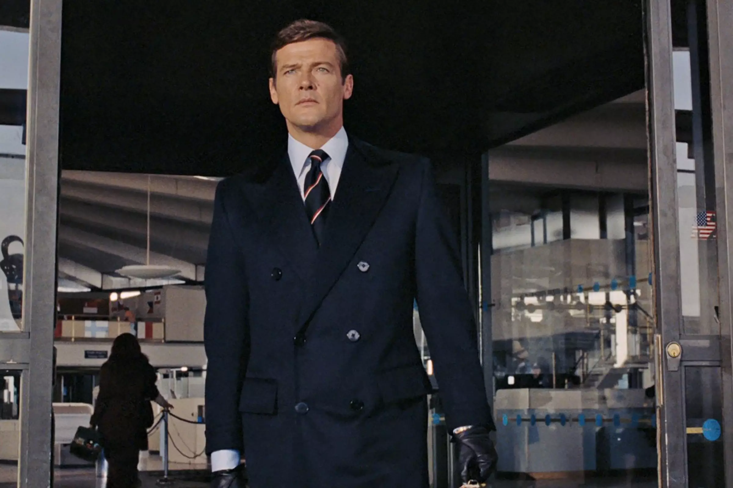 Роджер Мур носить красивий двобортний піджак у фільмі «Живи і дай померти».