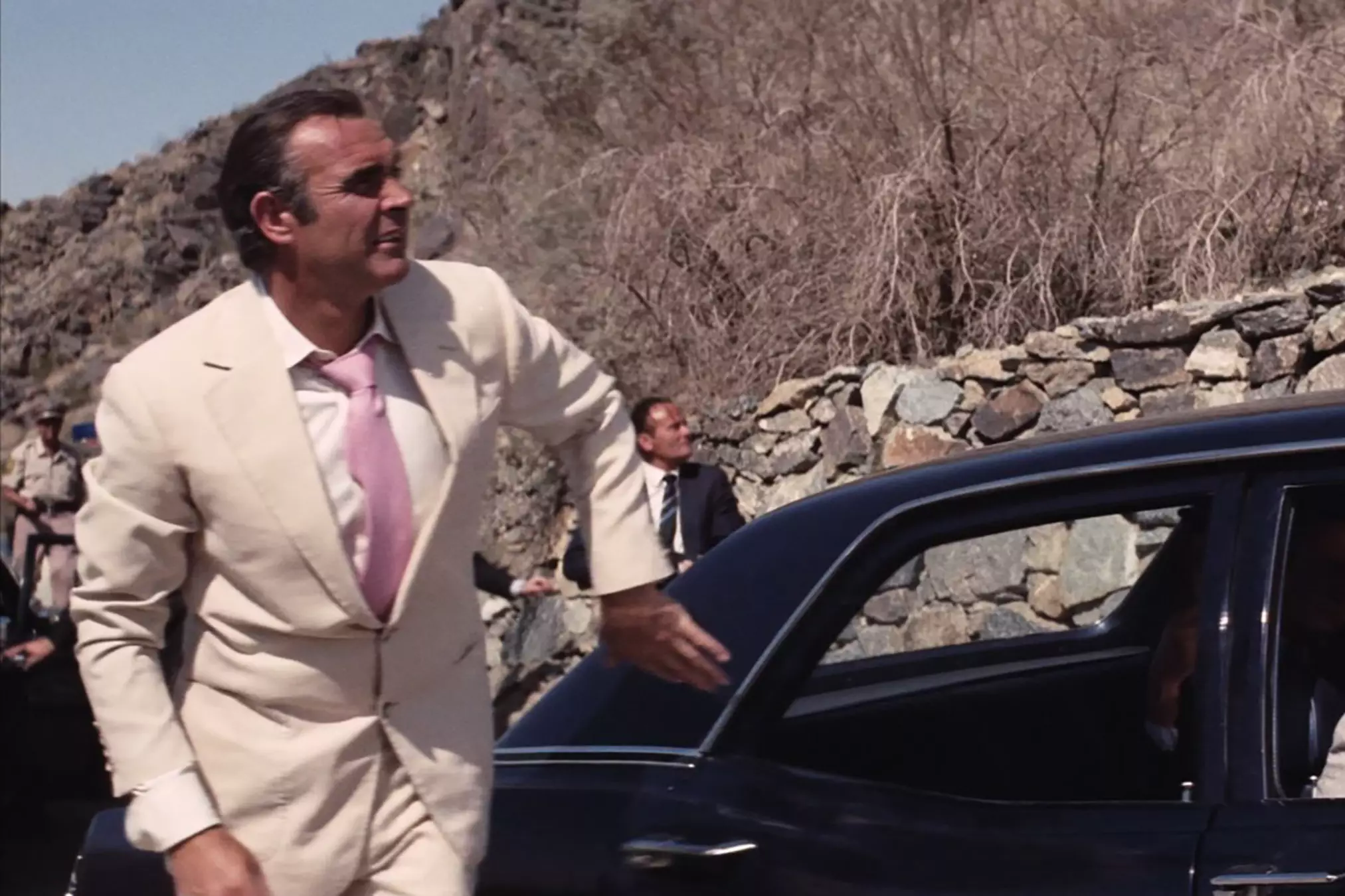 Шон Коннері у фільмі «Діаманти назавжди» одягає коричневий костюм.