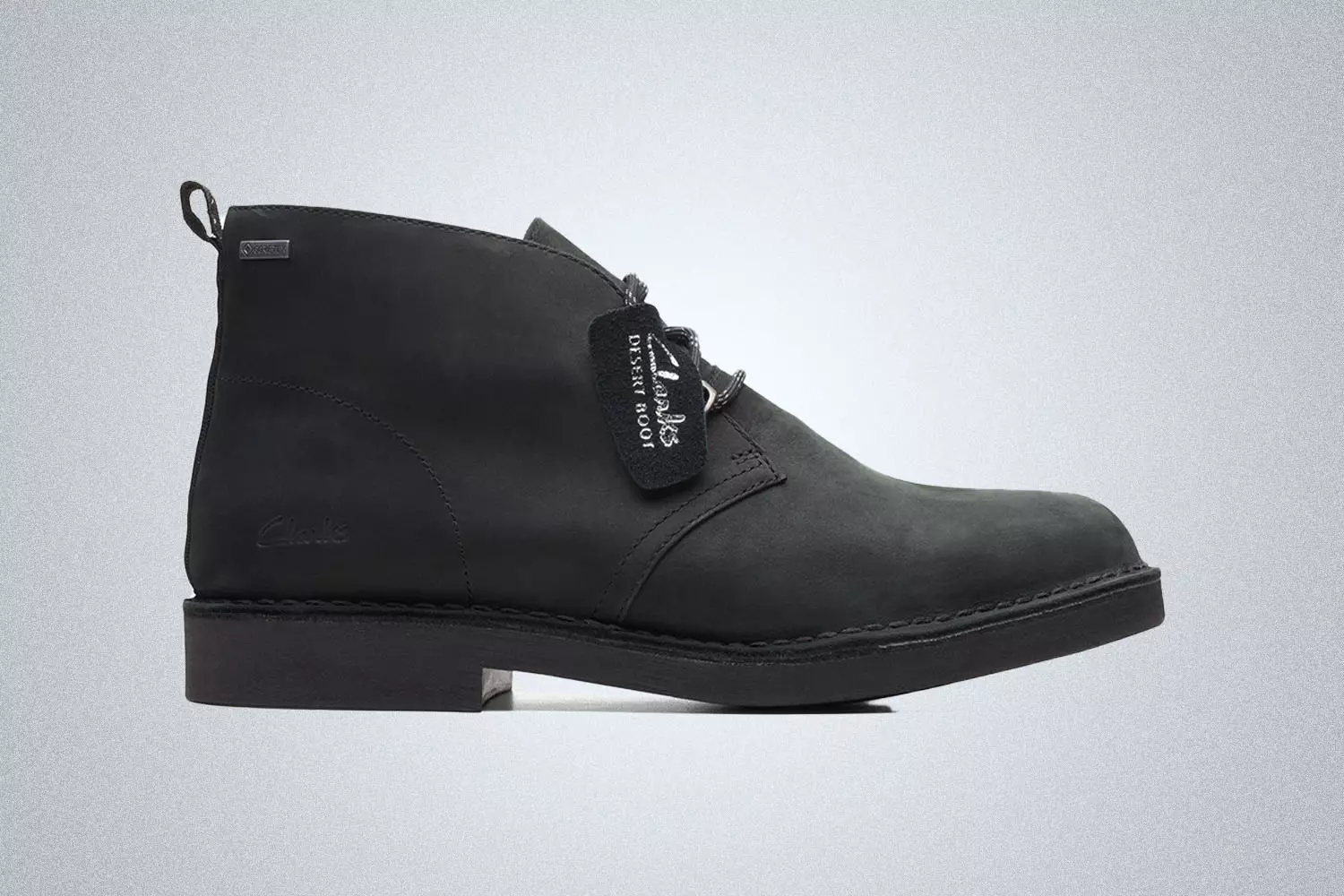 μια μαύρη μπότα Clarks