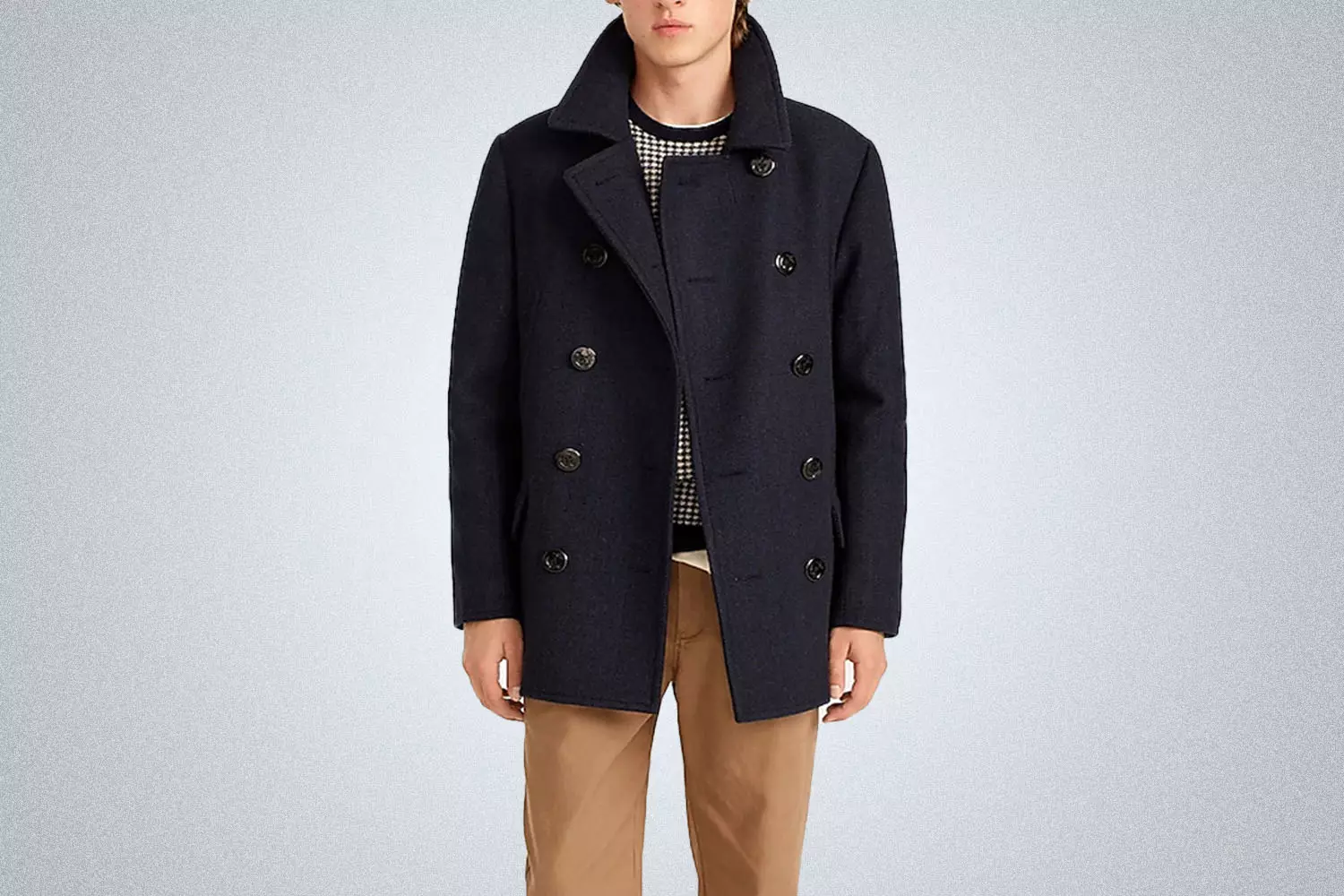 un peacoat blu navy su un modello