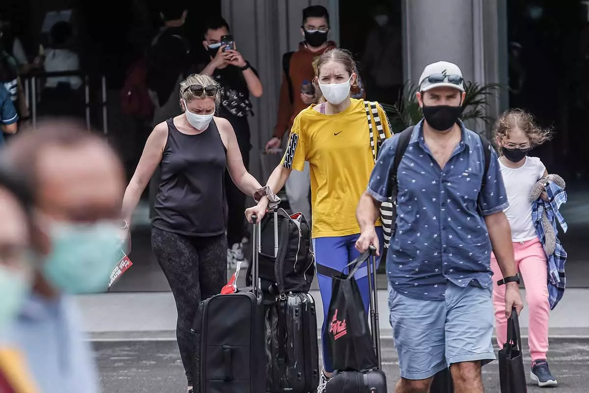 Turistes de Bali amb màscares