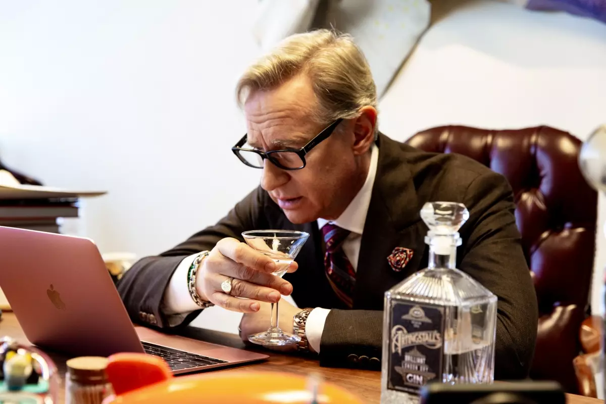 Paul Feig masasında içki içir