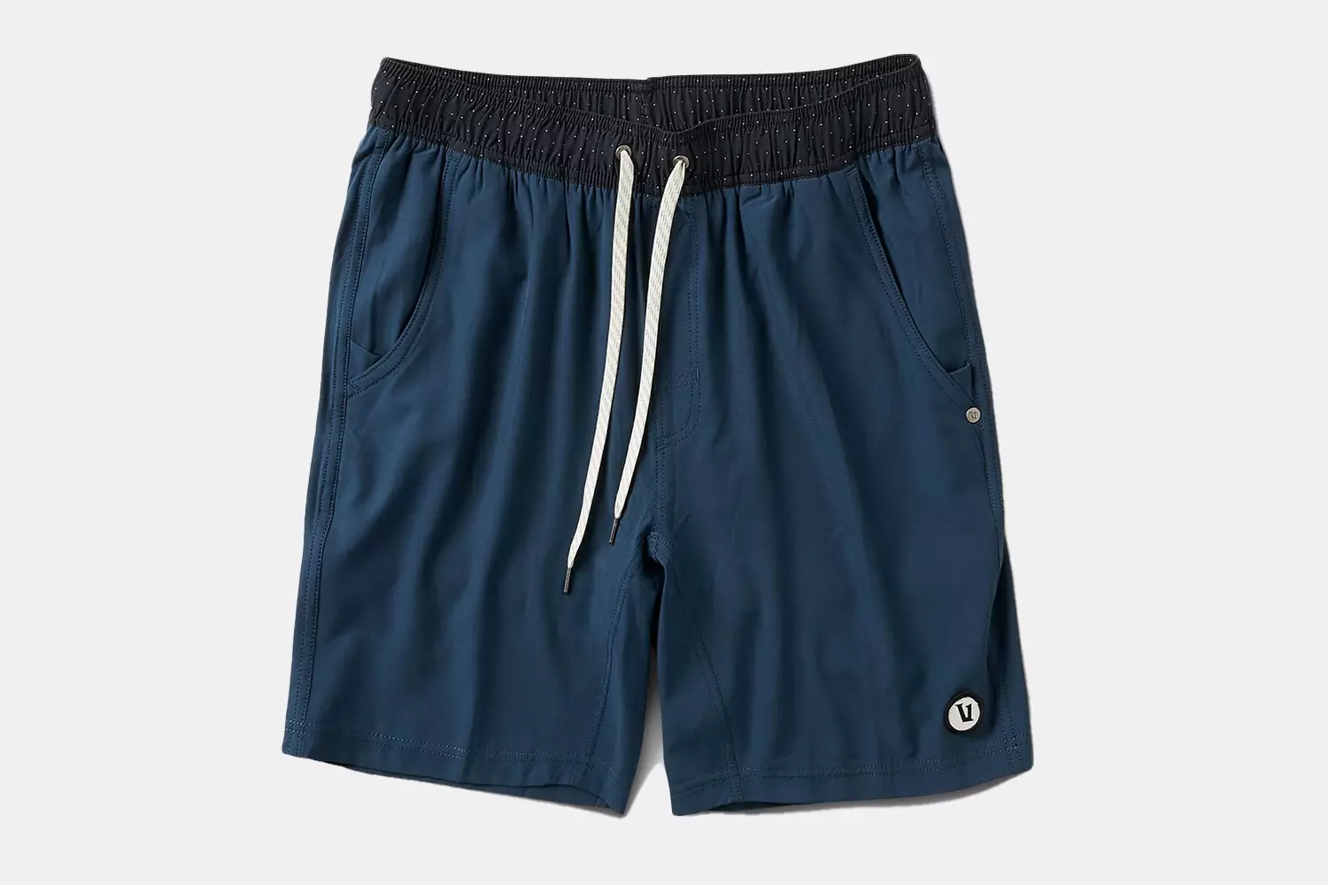 et par marineblå shorts