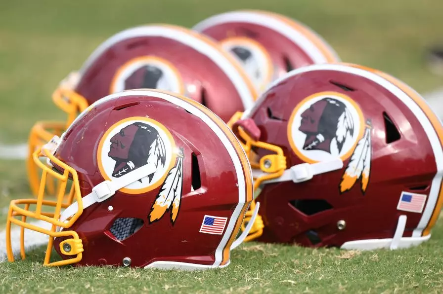 Helmedau pêl-droed ar y cae yng ngwersyll hyfforddi Washington Redskins