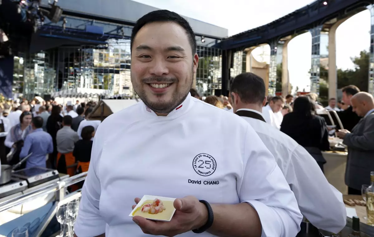 David Chang posearret tidens de festiviteiten dy't it 25e jubileum markearje fan it restaurant fan 'e Frânske chef Alain Ducasse