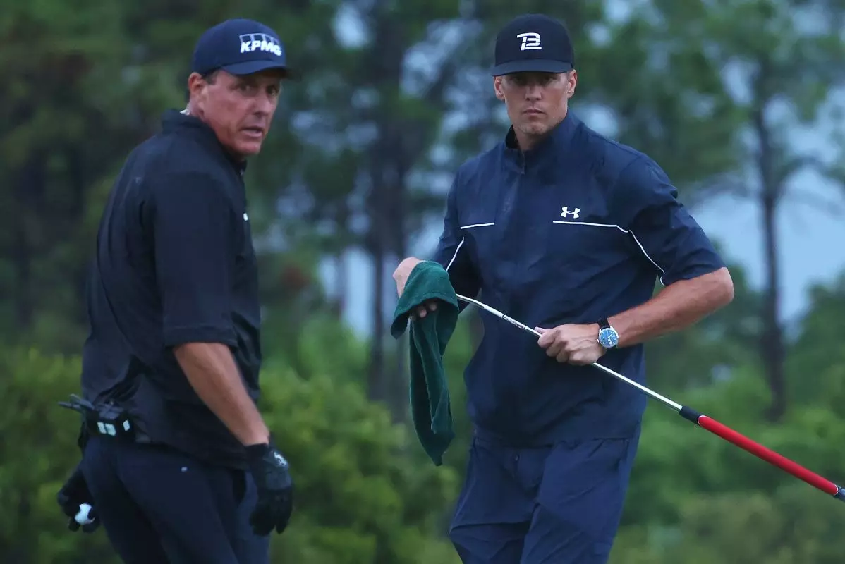 Phil Mickelson anasoma putt kwa Tom Brady