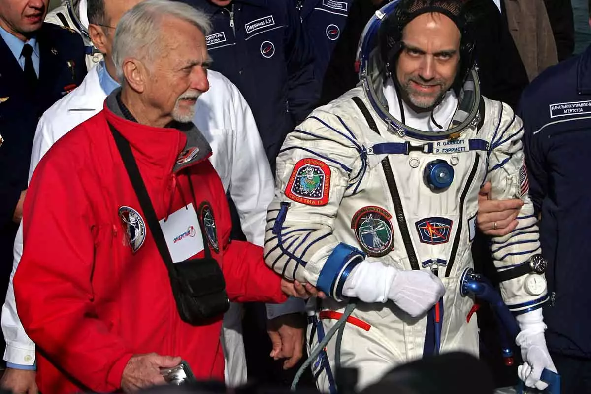 Вселенскиот турист Ричард Гариот шета со својот татко Американскиот астронаут Овен Гариот пред да се качи на вселенскиот брод во космодромот Бајконур, во Казахстан, на 12 октомври 2008 година.