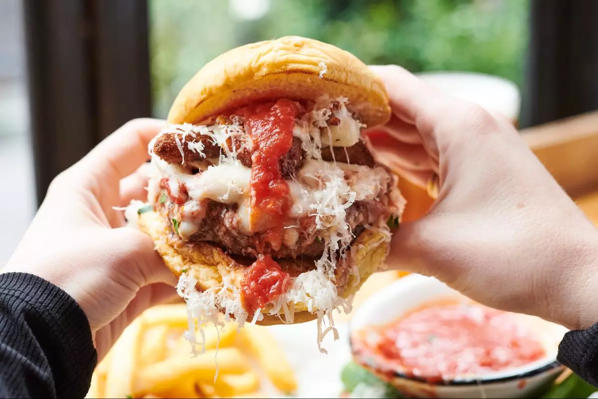Black Tap's Pizza Burger được lấy cảm hứng từ quán ăn cổ điển.