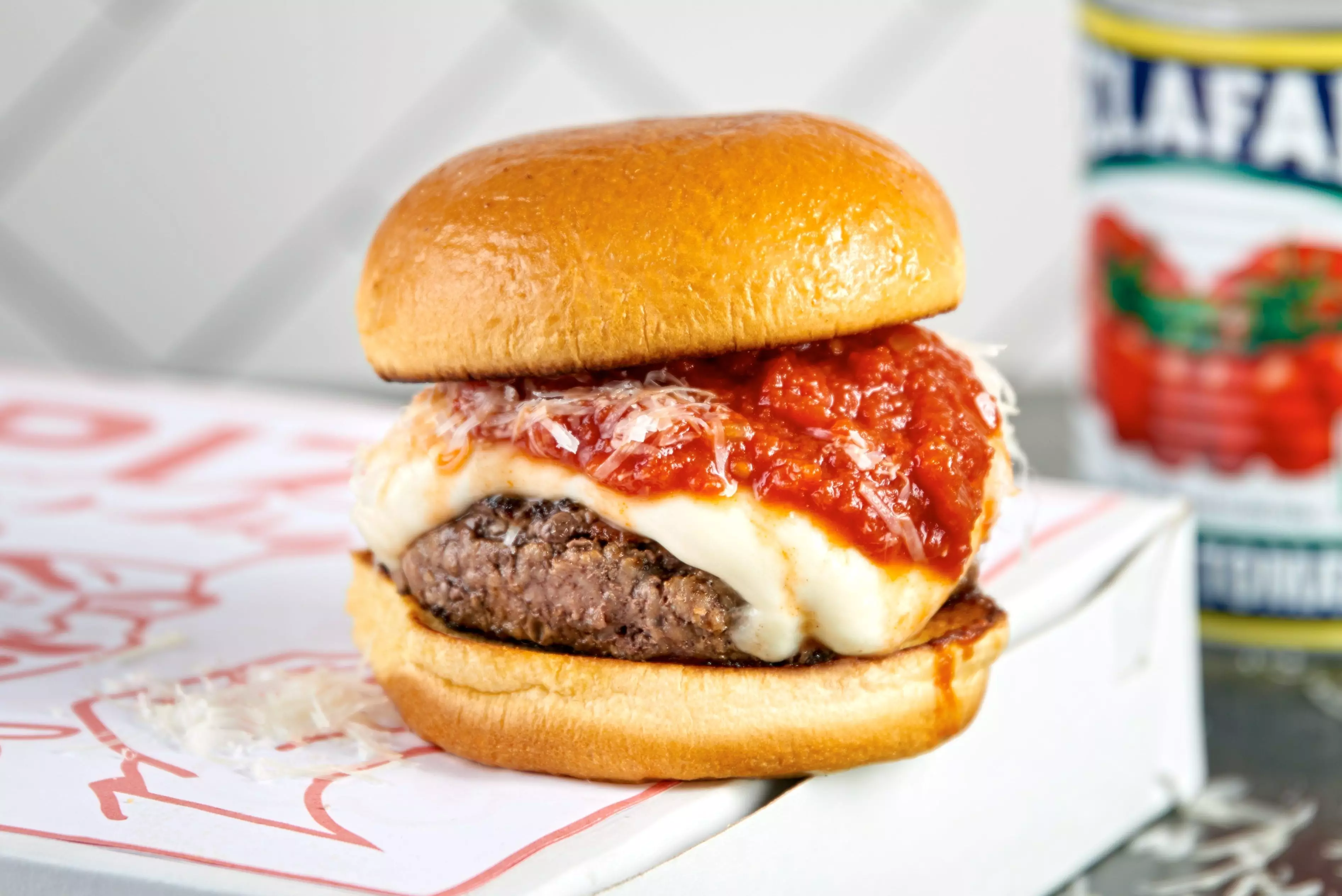 Kuidas valmistada New Yorgi ikoonilist pitsaburgerit kodus 2765_3