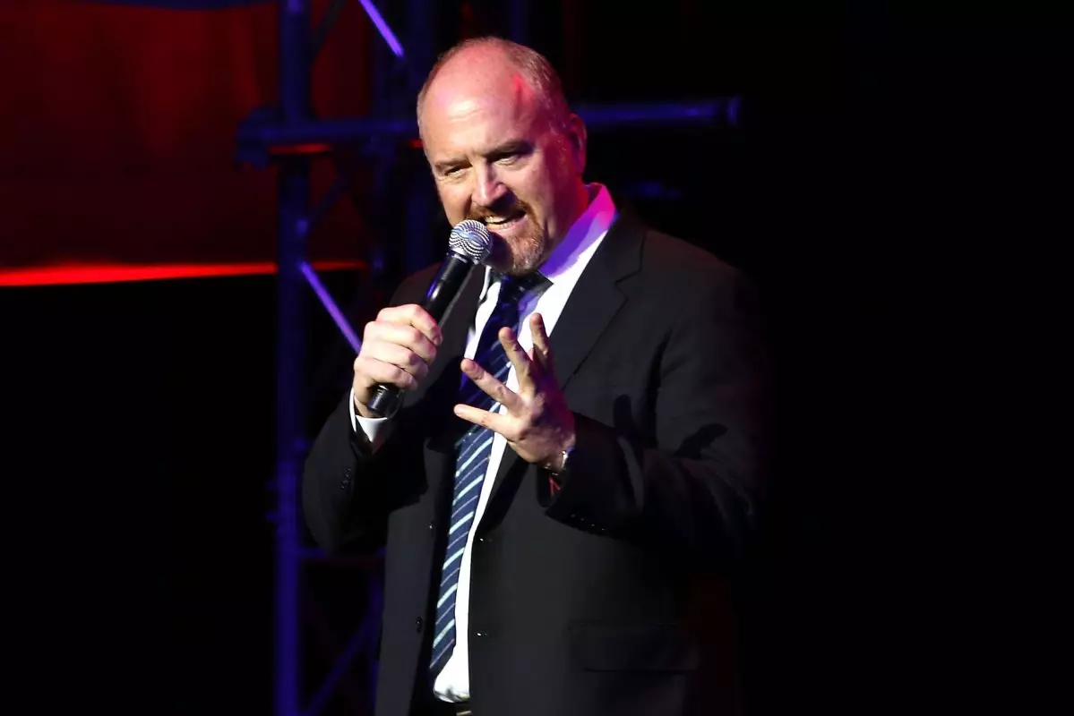 Louis C.K. ngahadiran Stand Up Taunan ka-10 Pikeun Pahlawan - Tembongkeun di Teater di Madison Square Garden tanggal 1 Nopémber 2016 di New York City.