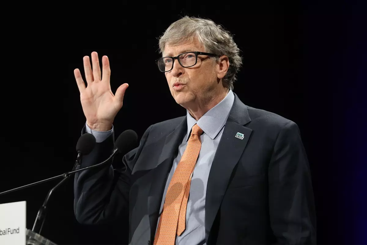 Bill Gates met 'n pak en das by 'n spreekkamer in Oktober 2019 in Lyon, Frankryk