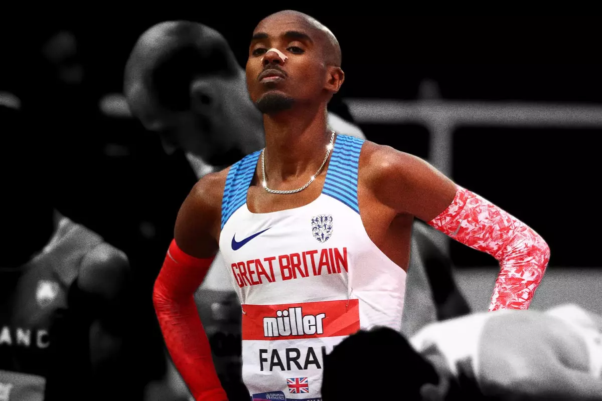 Mo Farah uz starta līnijas nēsā ķēdi.