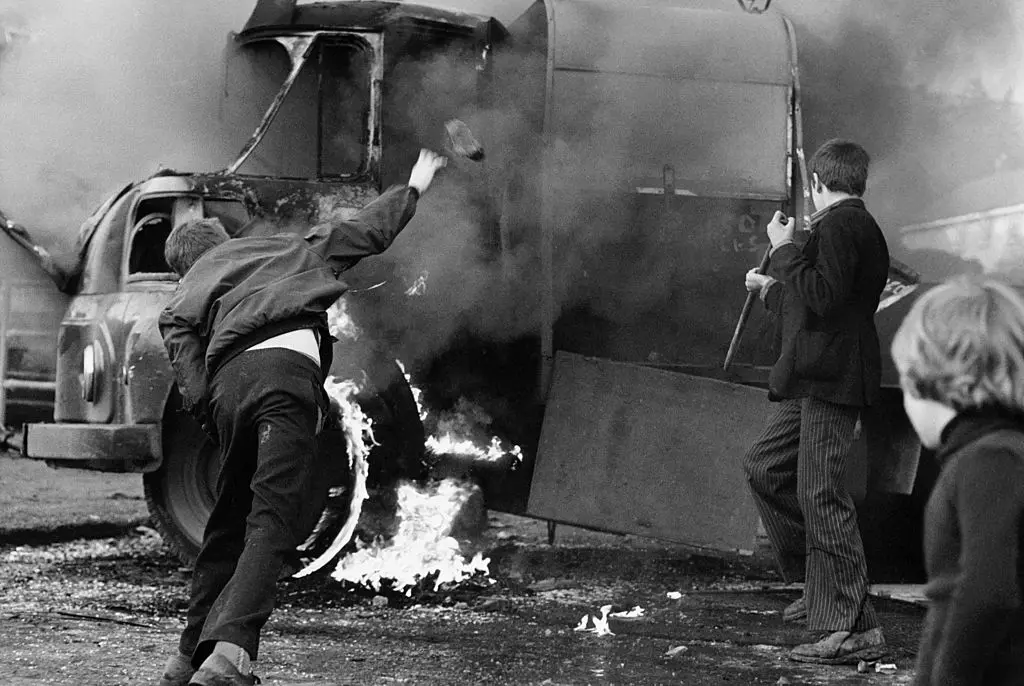 Belfast, Ireland i le amataga o le 1970s, ina ua faʻalauiloa le tagamea. (Getty Images)