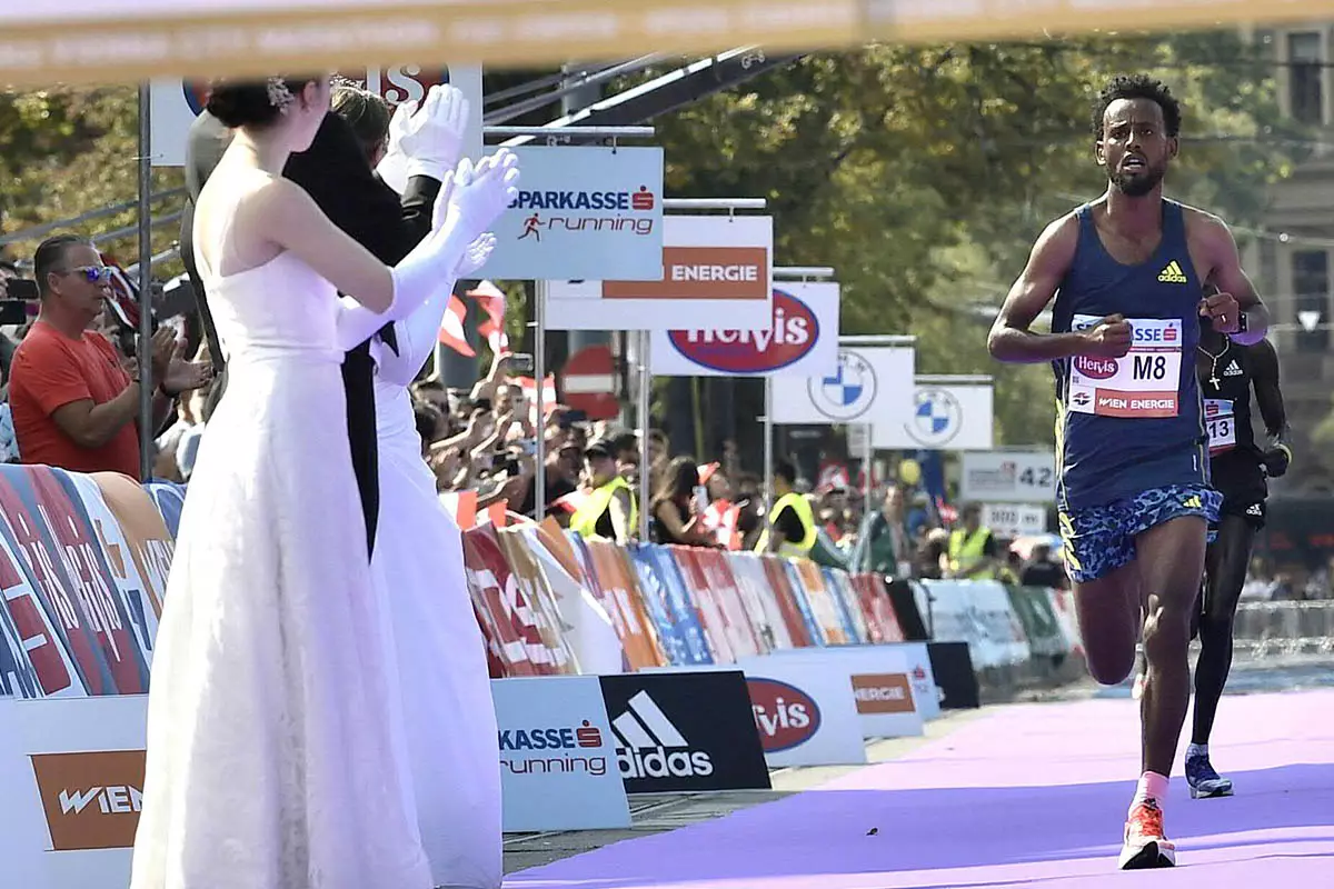 Derara Hurisa termină pe primul loc Maratonul de la Viena.