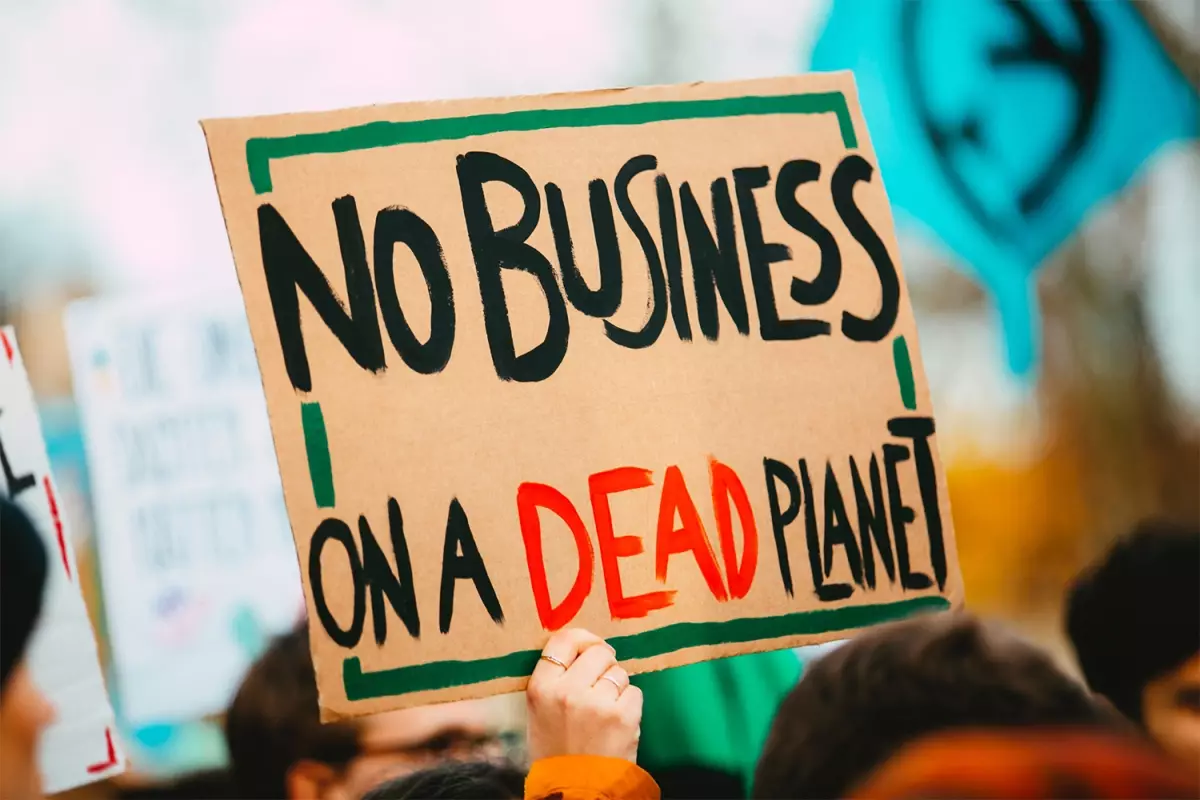 Mengangkat tanda protes di rapat umum perubahan iklim