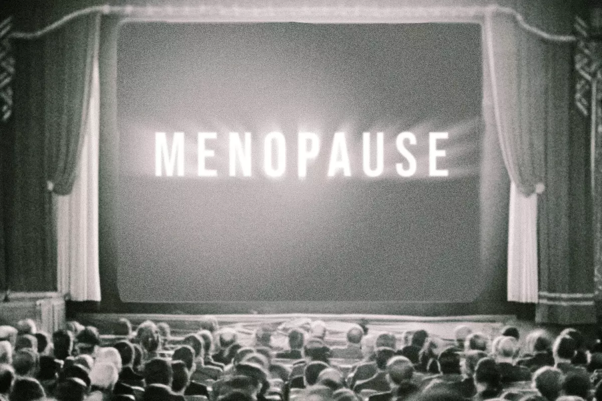 Unha pantalla de teatro coas palabras menopausa escribe sobre ela.